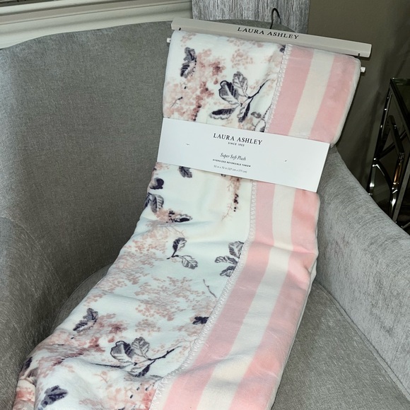 Laura Ashley | Bedding | Nwt Laura Ashley Vintage Floral Print Throw ...